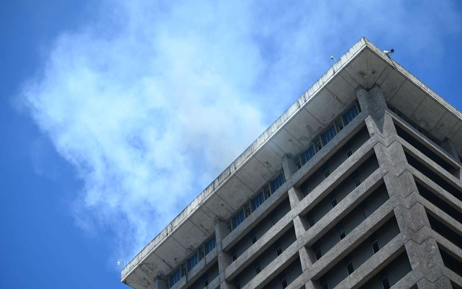 Fuego en el techo de la Torre Sur de Minillas - NotiCel - La verdad ...