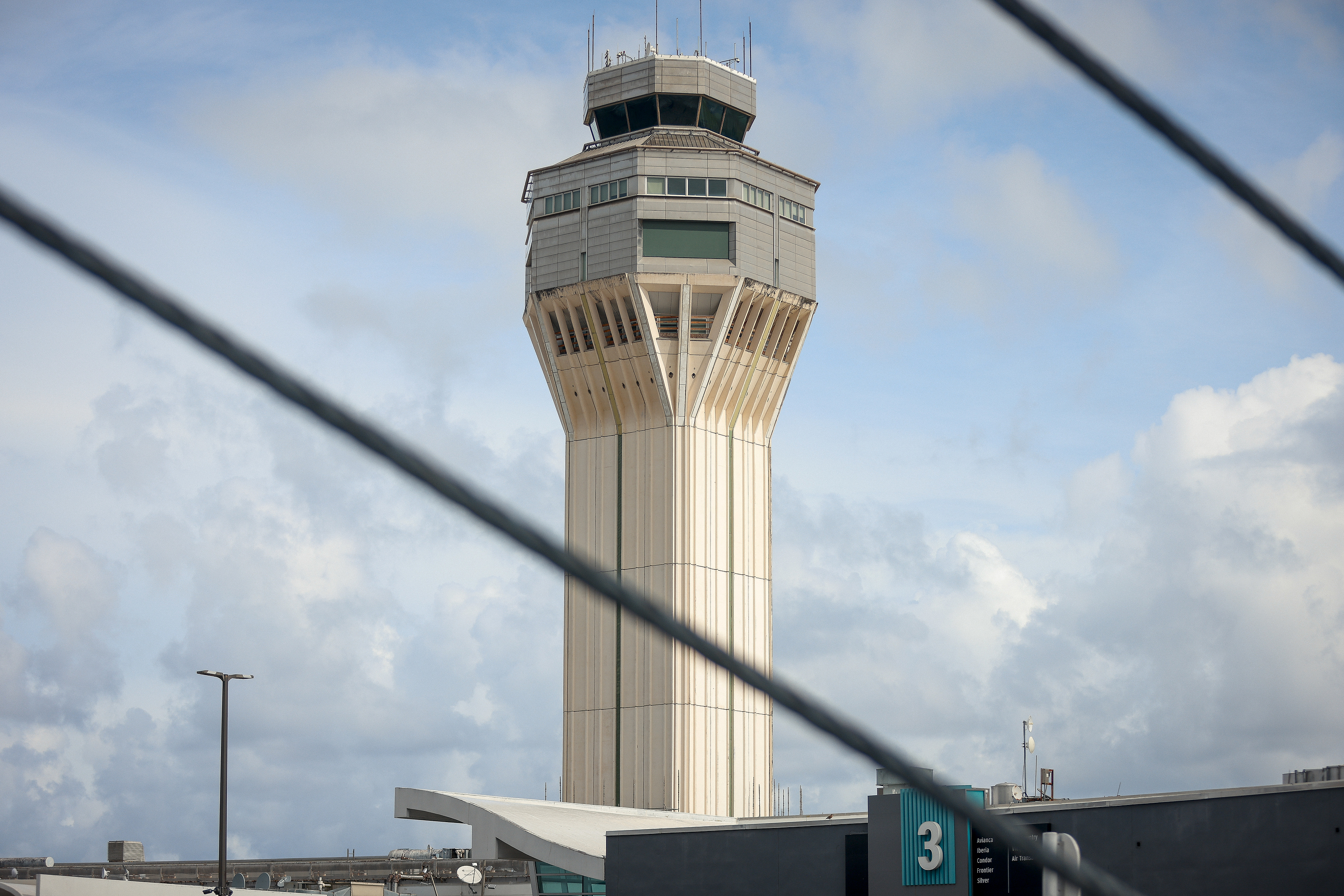 EE.UU. ordena el cierre del espacio aéreo comercial de Puerto Rico ...