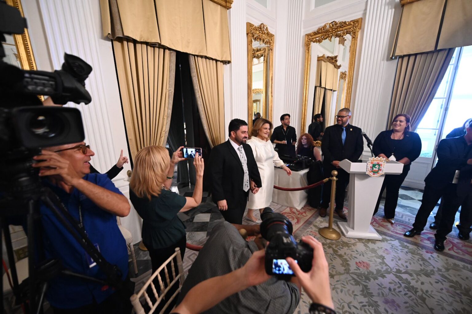 Saludo protocolar en fotos: líderes religiosos, cívicos, políticos y ...